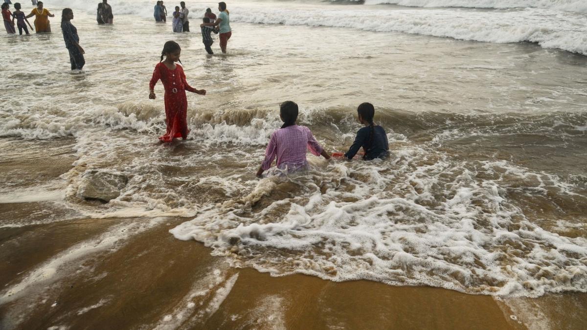 Prakasam, Nellore districts wilt under stifling weather - The Hindu