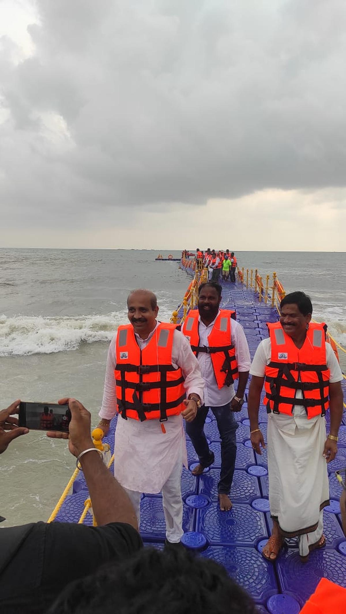Rough sea prompts closure of Karnataka’s first floating bridge - The Hindu