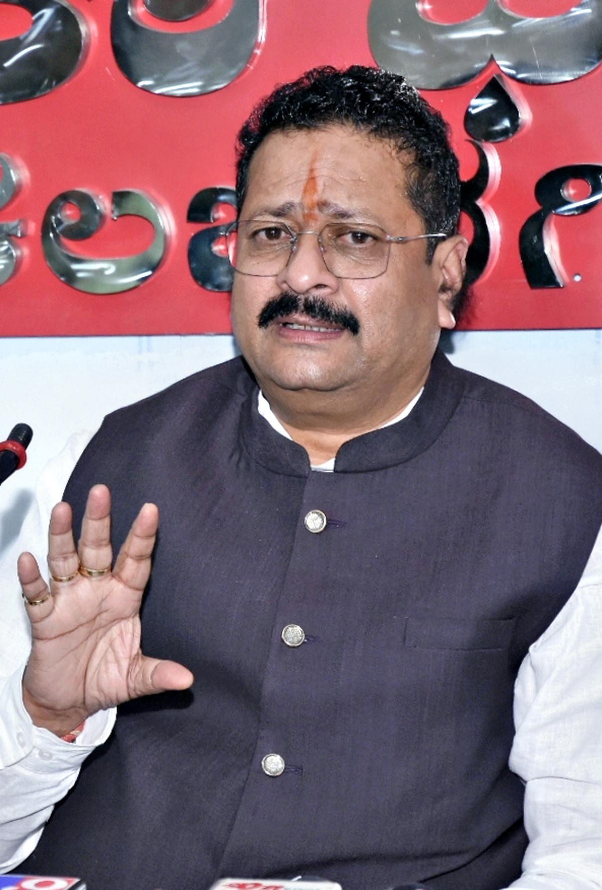 BJP’s bickering out in the open again as Sadananda Gowda and Yatnal face off - The Hindu