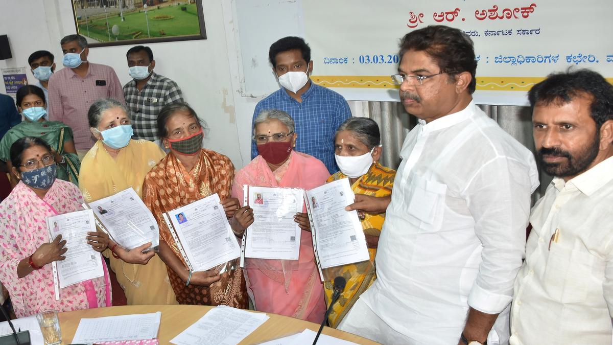 Minister sets two-week deadline for file clearance in Mysuru - The Hindu