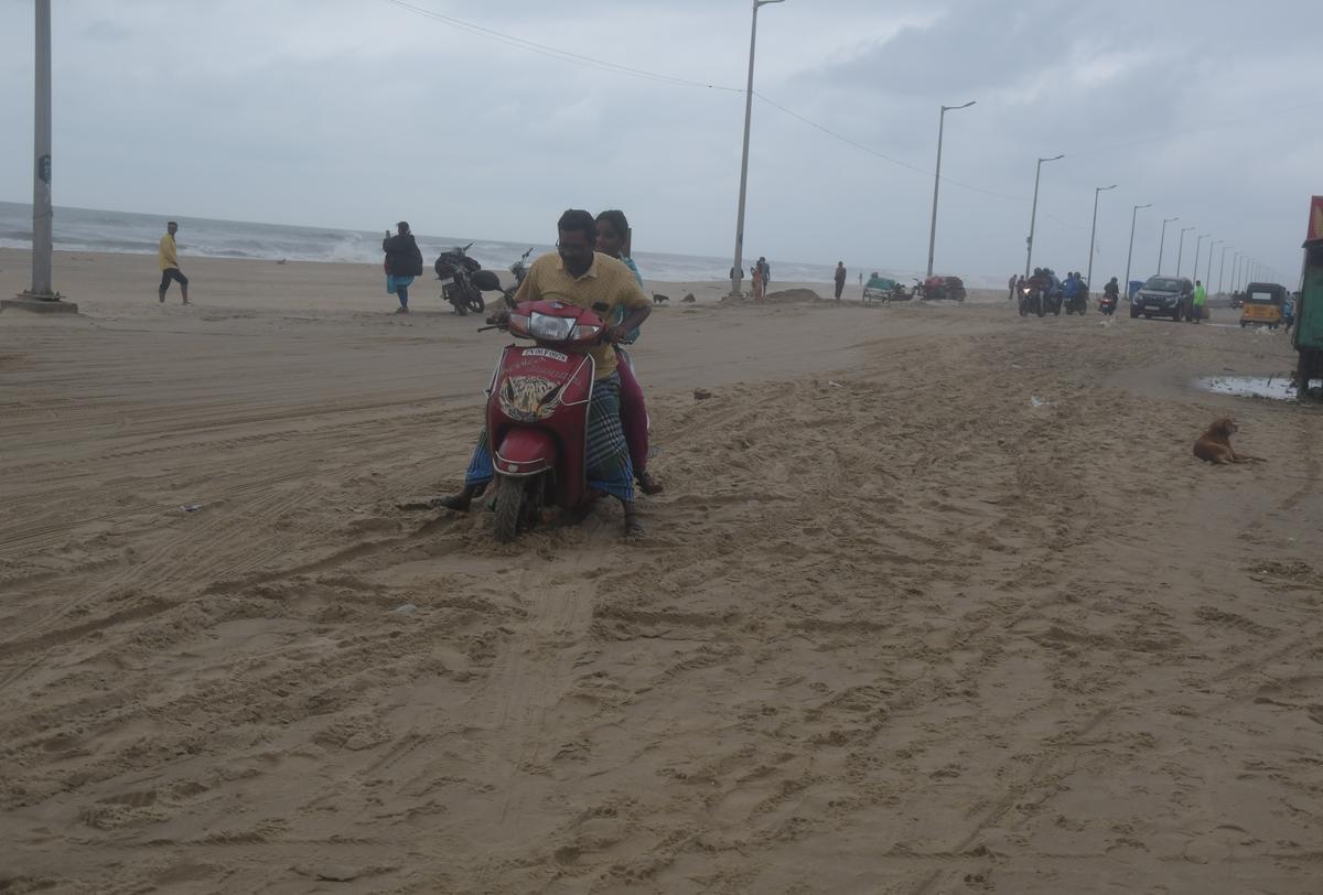 In Photos | Cyclone Mandous lashes Chennai, disrupts life - The Hindu