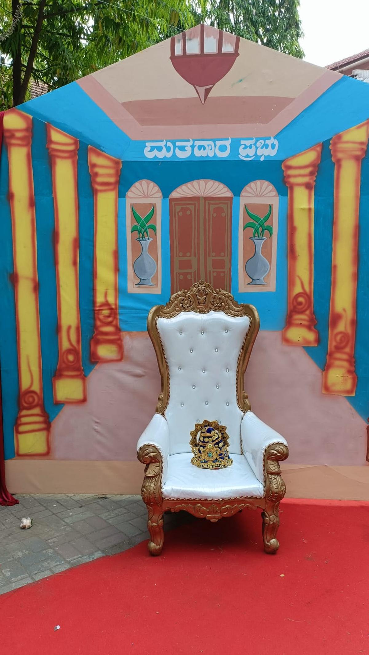 Check out unusual selfie booth in Shivamogga polling station in ...