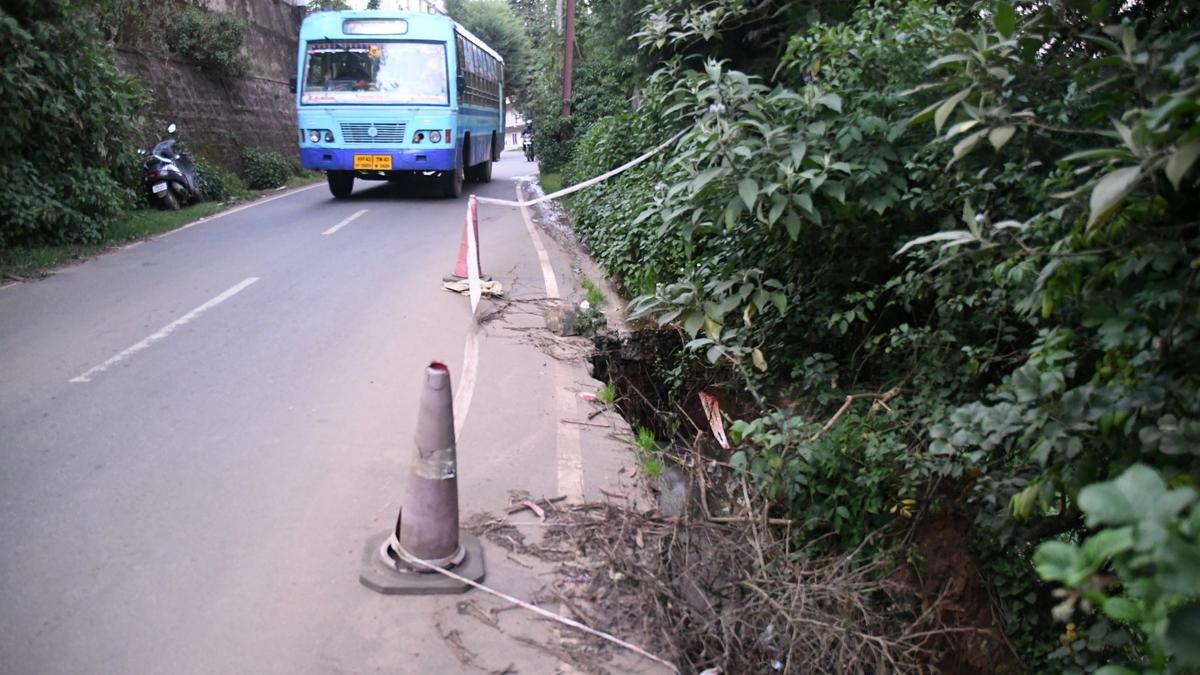 Protruding manhole covers pose threat to motorists in Ooty - The Hindu