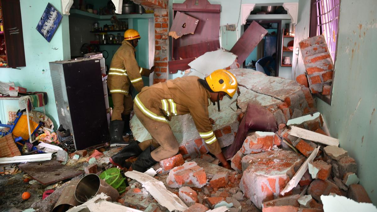 Seven injured as gas cylinder explodes in Salem - The Hindu