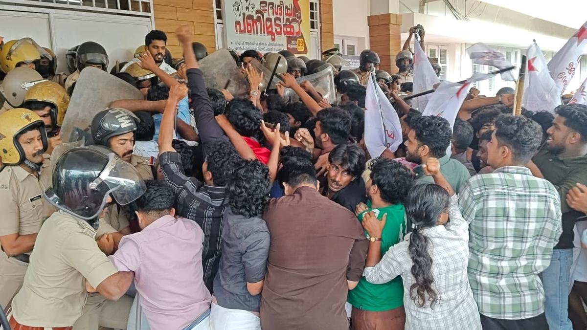 Tension on CU campus during SFI protest against Governor - The Hindu