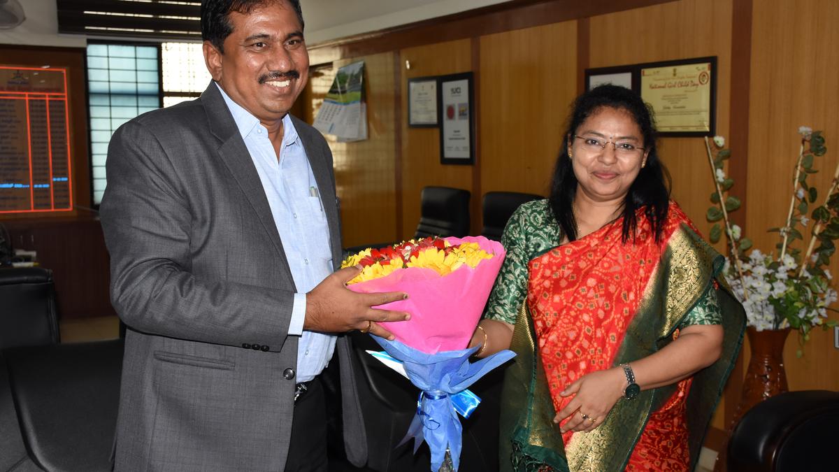 Govind Reddy takes charge as Gadag Deputy Commissioner - The Hindu