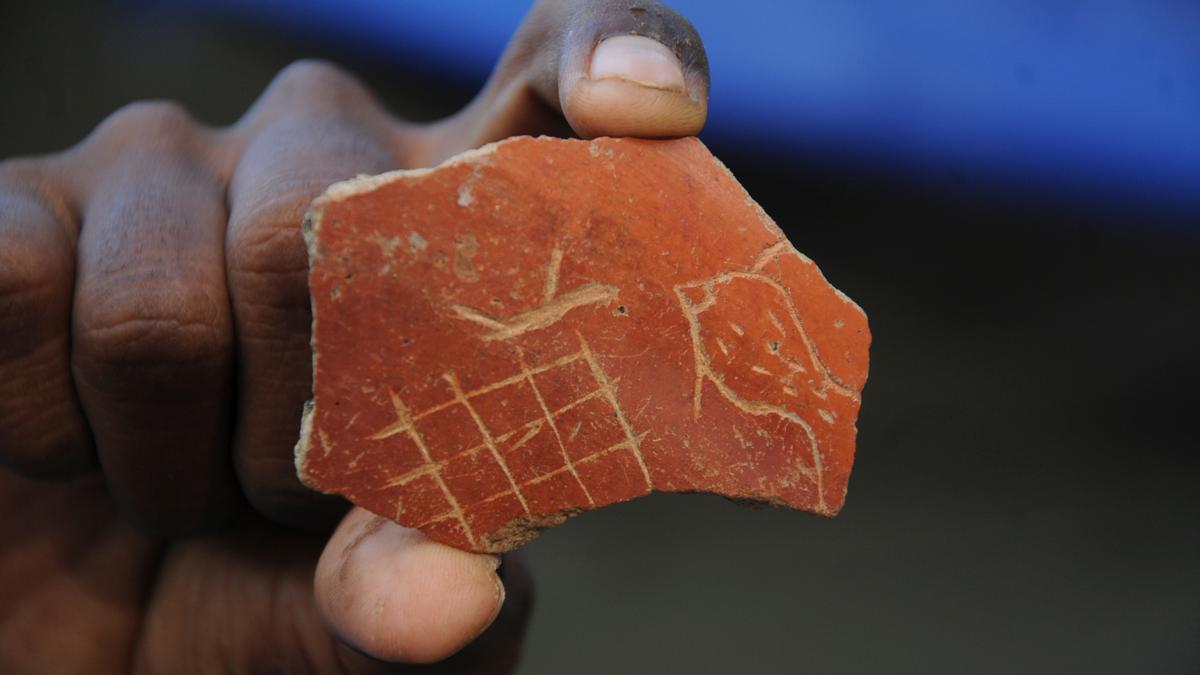 Artefacts with Tamil-Brahmi script unearthed at Keeladi to find a ...