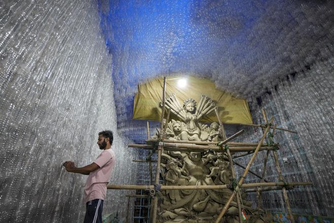 Idol immersion marks culmination of Durga Puja in West Bengal - The Hindu