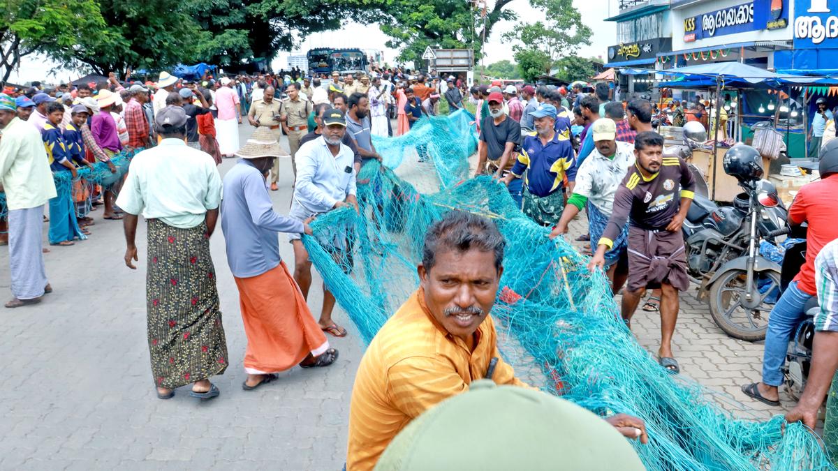 Traditional fishers lay siege to Goshree Junction in Kochi protesting ...