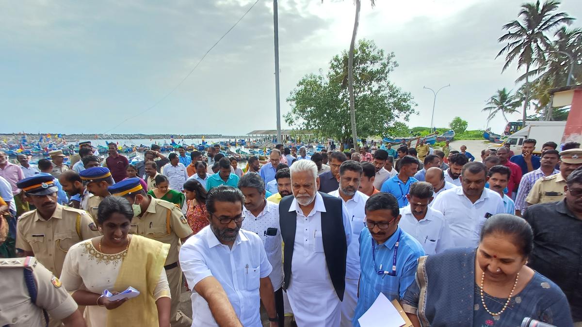 Union Minister visits Thottappally harbour - The Hindu
