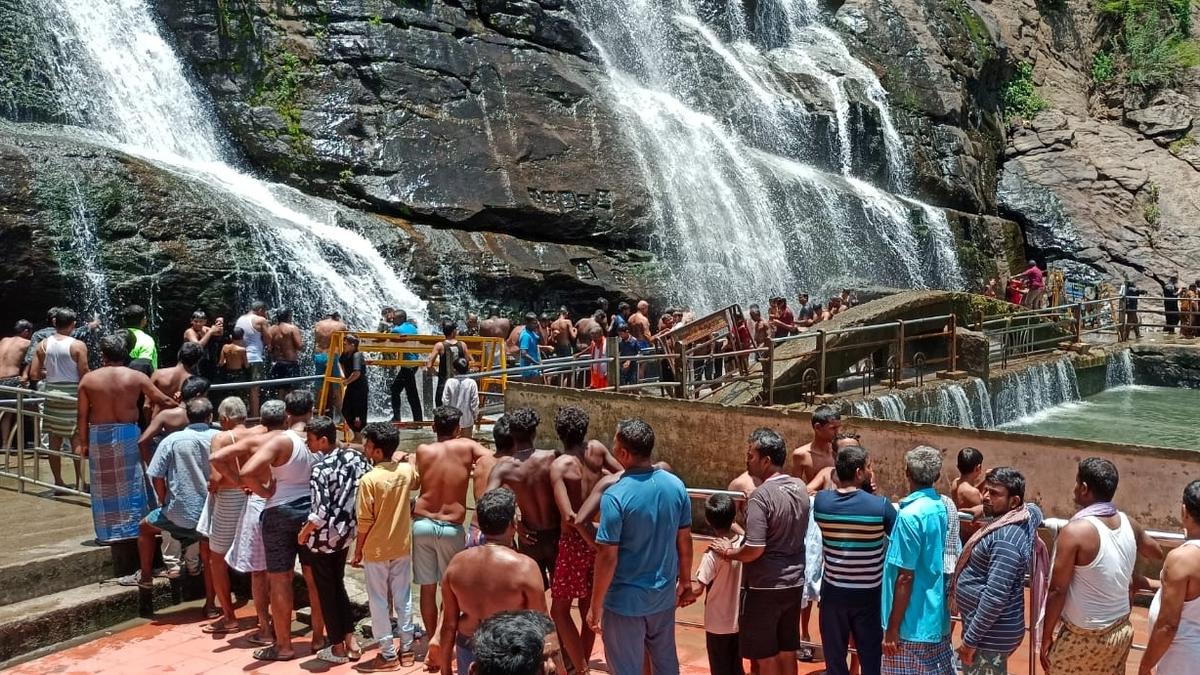 Courtallam turns chaotic as crowd goes unmanageable; thin flow in ...