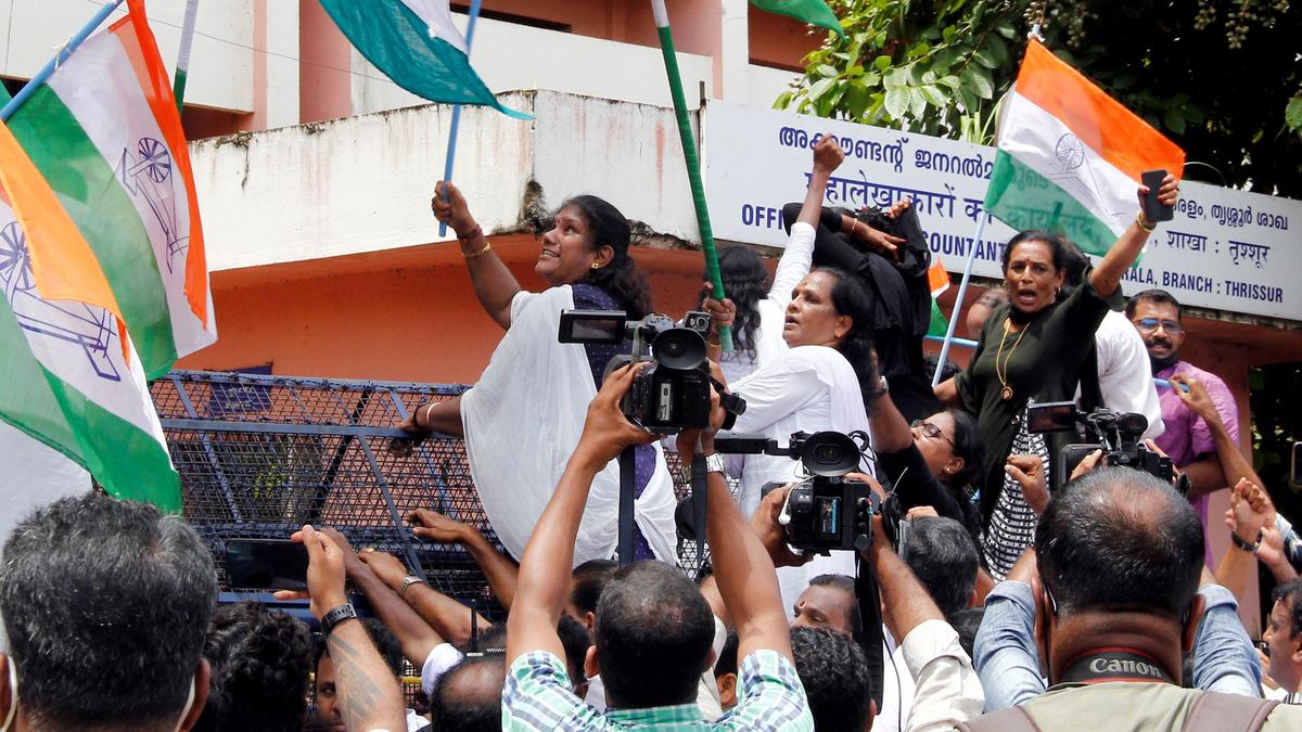 Congress workers lay siege to AG’s office - The Hindu