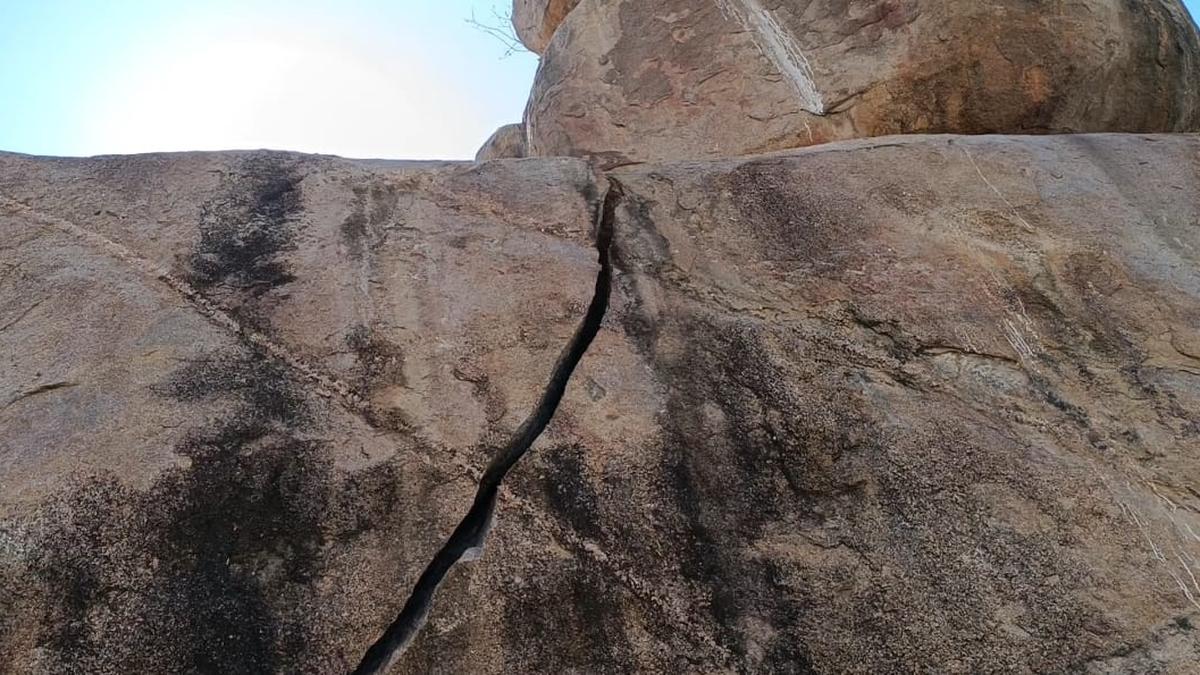 50-foot Narasappa Konda rock splits vertically in Kurnool - The Hindu