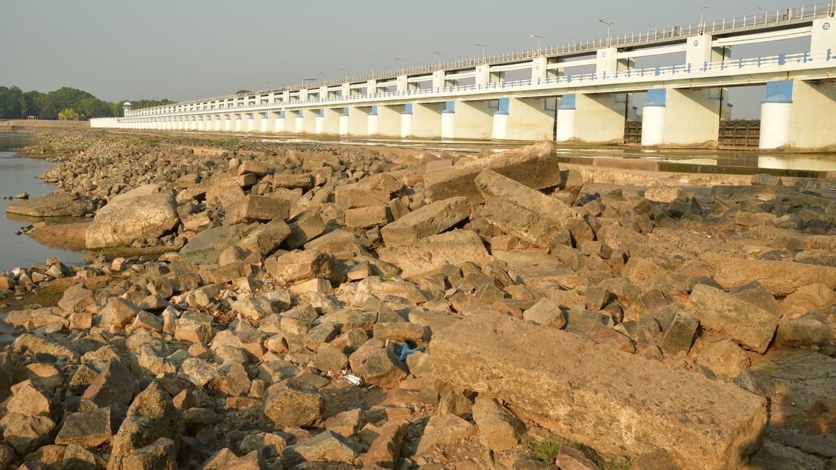 Apron downstream barrage across River Cauvery at Mukkombu lies in ruins ...