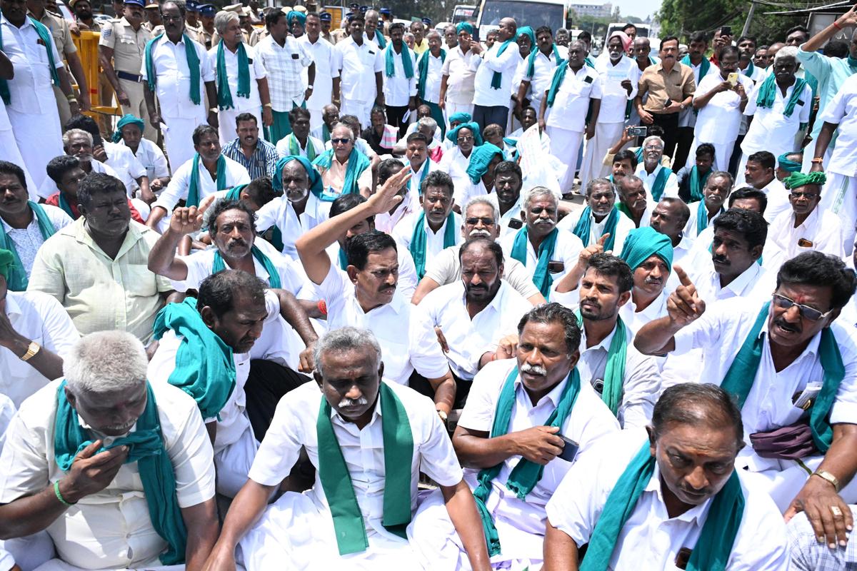 Mekedatu Dam row: Protesting Tamil Nadu farmers stopped at Karnataka ...
