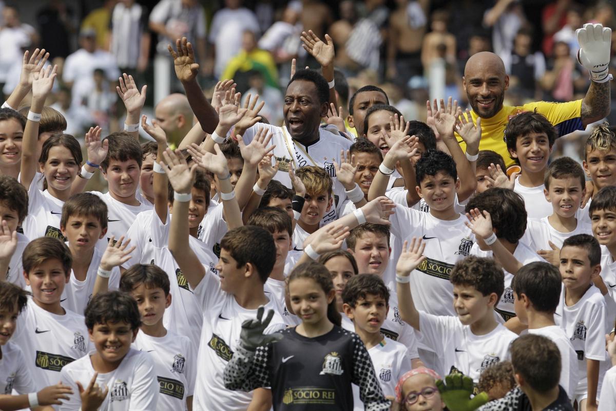 Adeus Pelé: the king of the beautiful game, a titan of 20th century ...