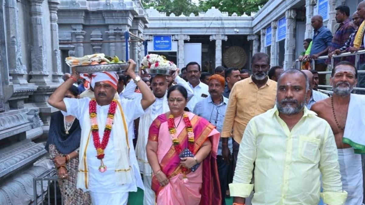A.P. Legislative Assembly Speaker Ayyanna Patrudu offers prayers at Kanipakam temple - The Hindu