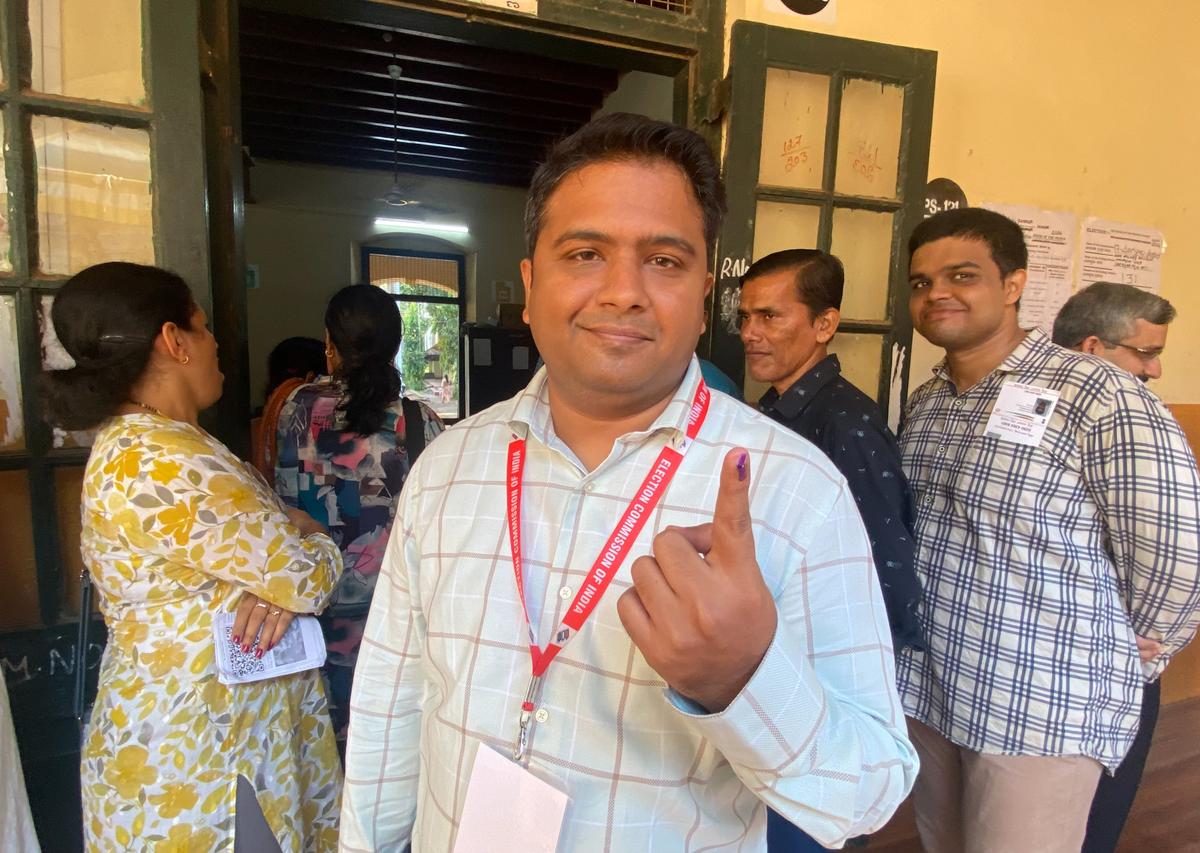 People line up enthusiastically in front of polling stations to cast their vote in Dakshina ...