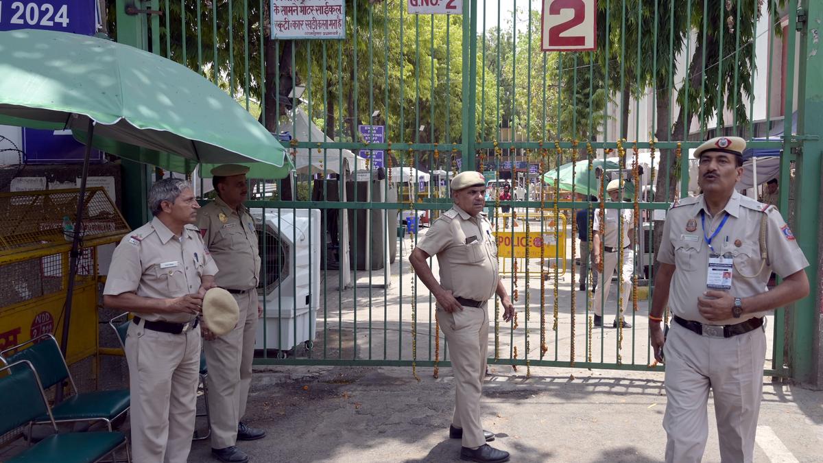 Counting agents take centre stage as parties pull out all stops for D ...