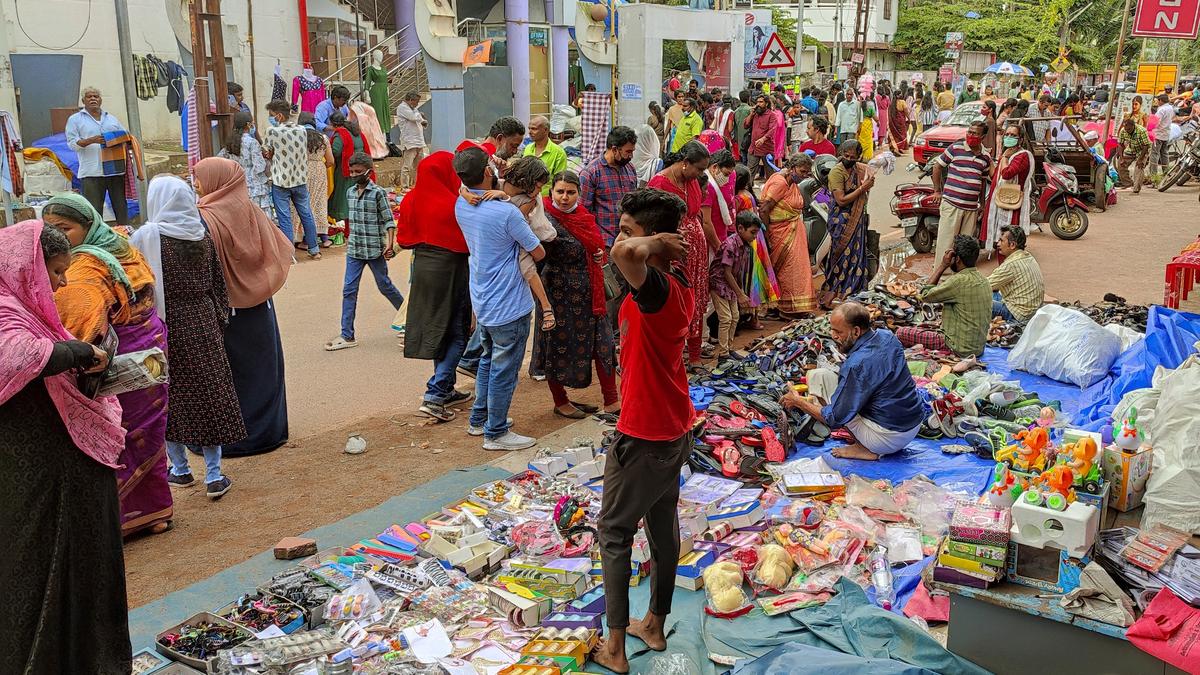 The Onam bustle is back on the streets - The Hindu