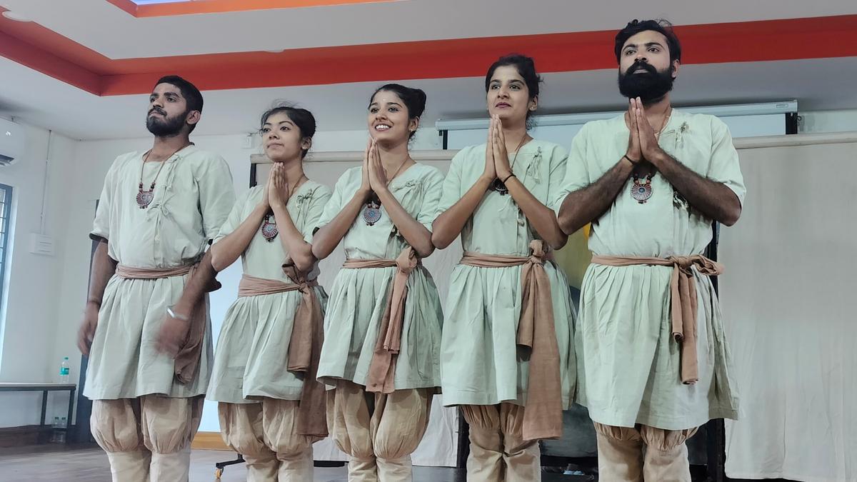 Spandana stages Kuvempu’s Maharathri in Shivamogga - The Hindu