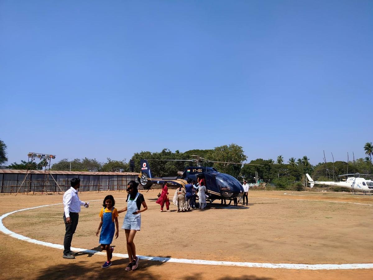 People throng to watch the spectacle of Hampi Utsav - The Hindu