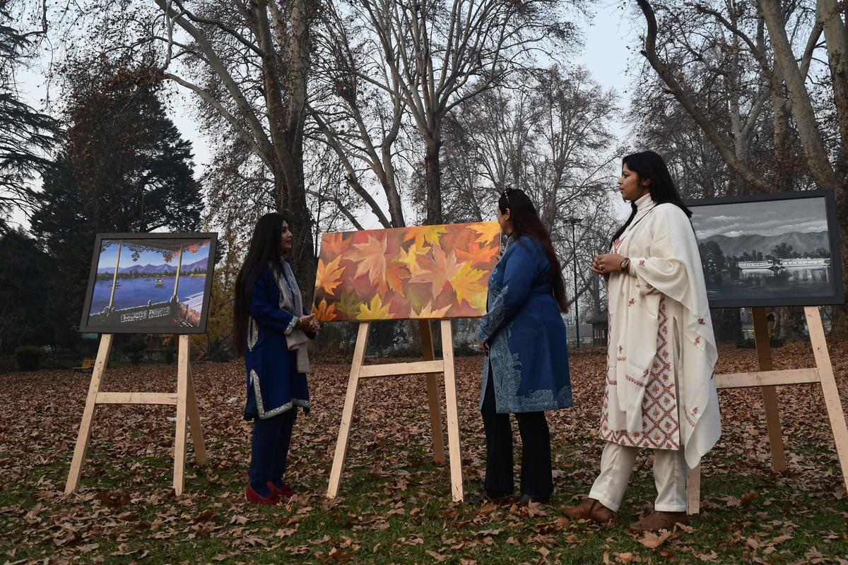 Artist Deepa Soni’s Autumn Art Exhibition | Hues on canvas, winds of ...