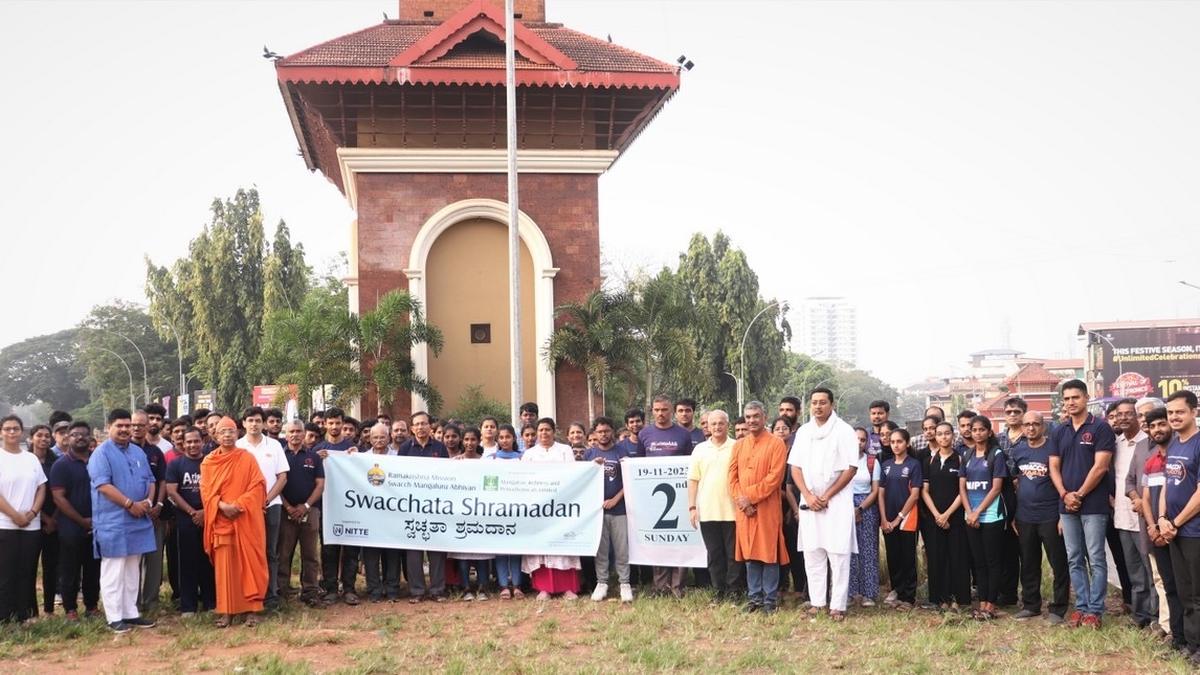 Ramakrishna Mission conducts second monthly Swachh Mangaluru Abhiyan around Clock Tower - The Hindu
