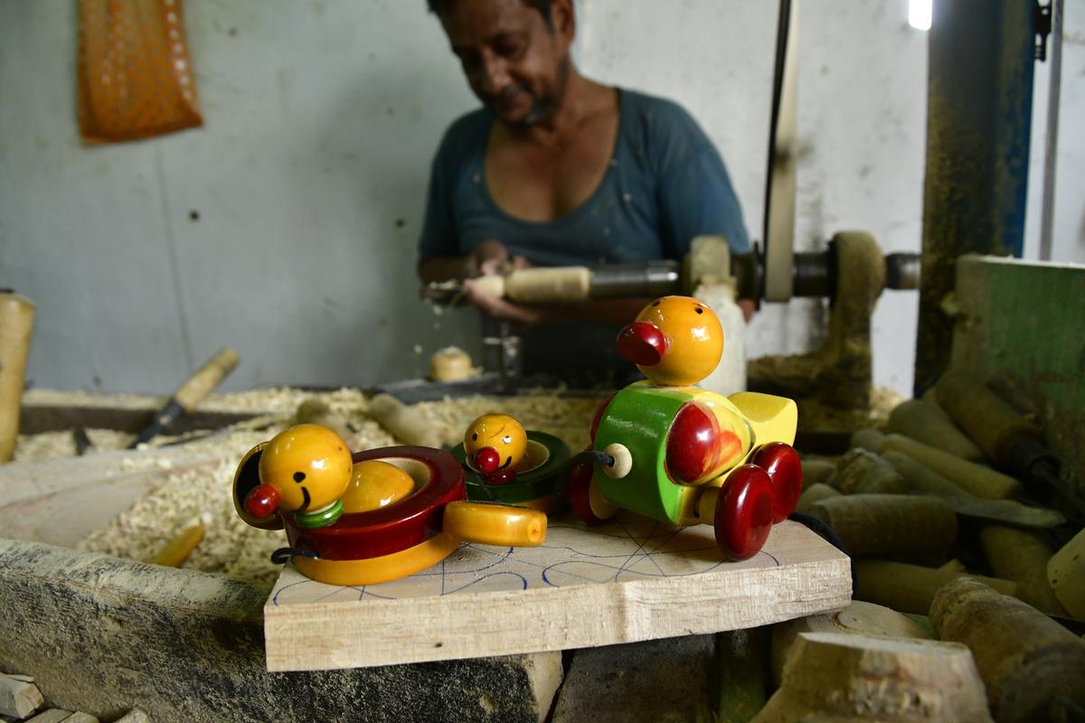 It’s a tough road ahead for Channapatna’s toy makers - The Hindu