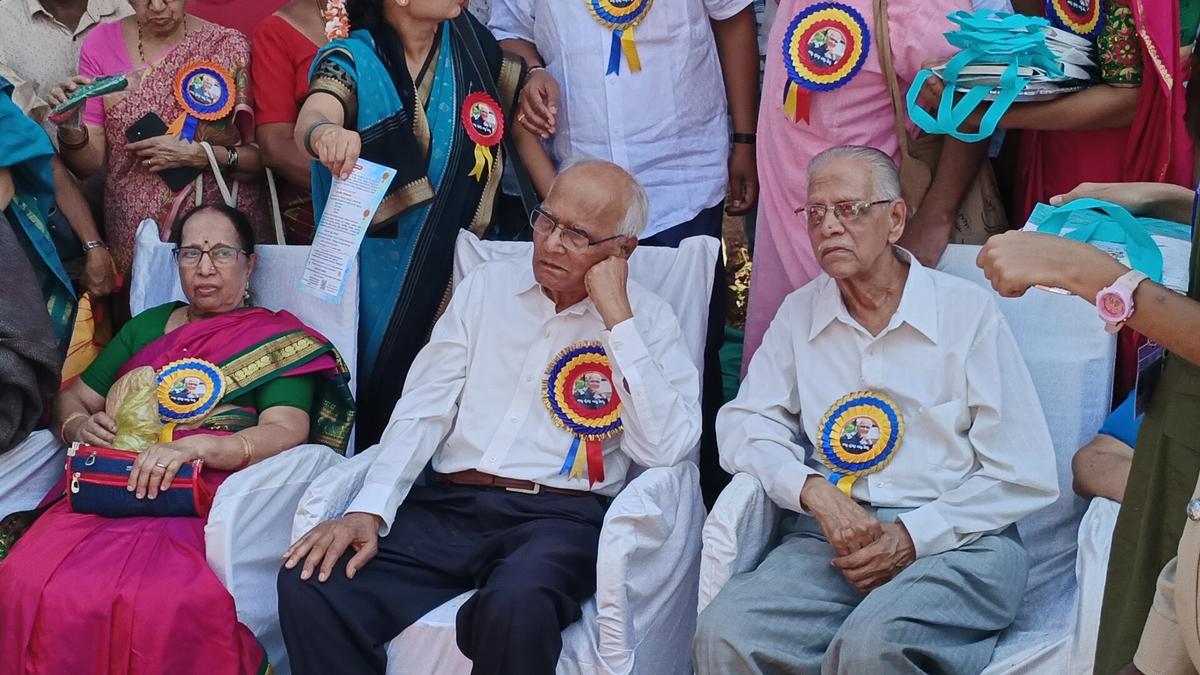 Residents of Santheshivara felicitate novelist S.L. Bhyrappa - The Hindu