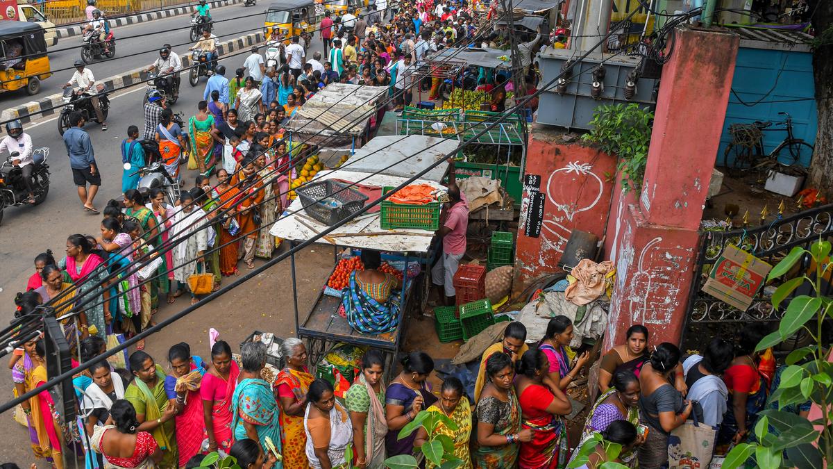 Queues extend beyond 300 m at rythu bazaar for subsidised tomatoes ...