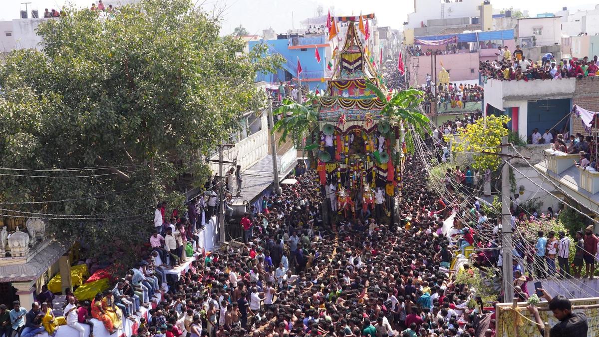 Kadiri in Andhra Pradesh turns a sea of people for Rathotsavam - The Hindu