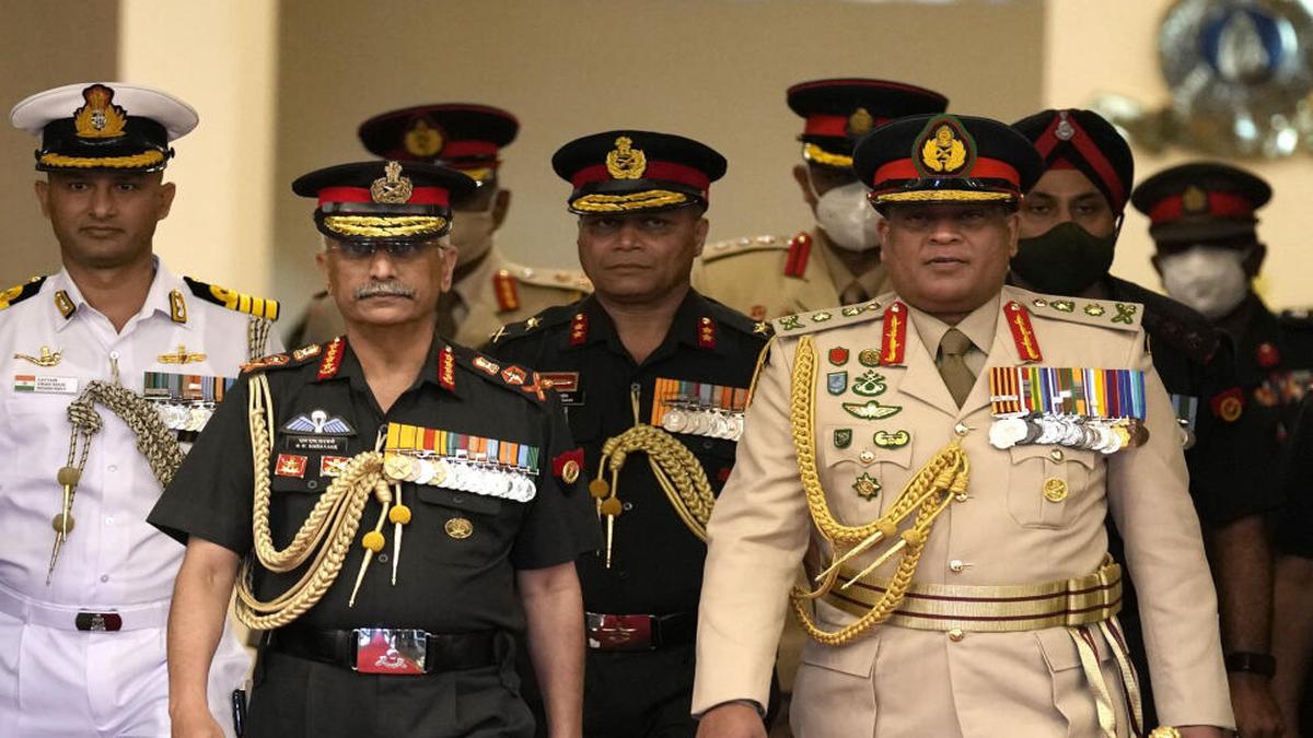 Indian Army chief Gen. Naravane meets Sri Lanka’s top military ...
