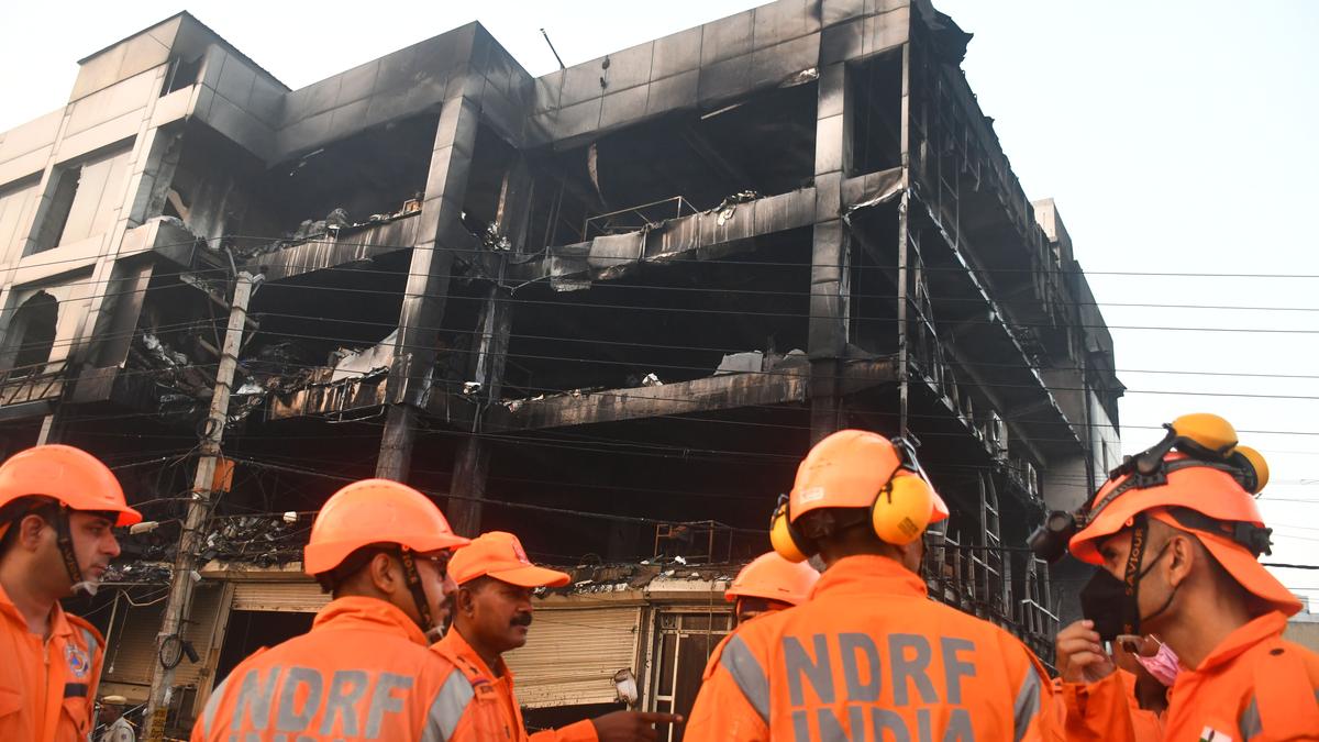 Delhi fire | Building was ill-equipped to fight fire - The Hindu