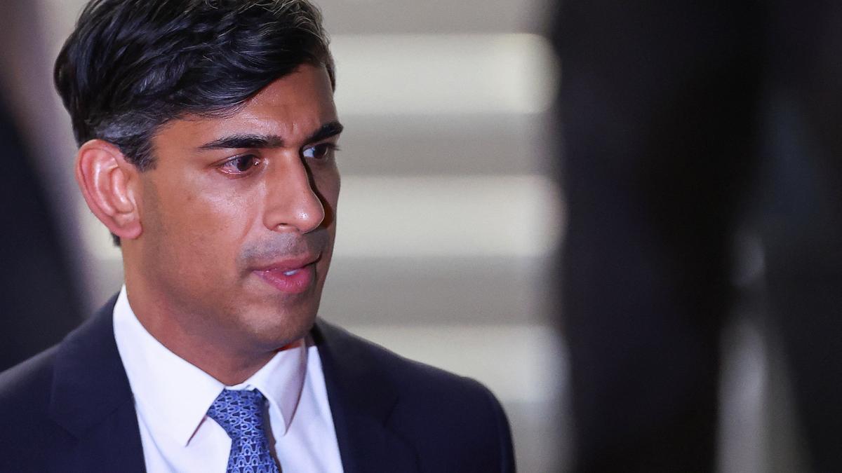Sunak avoids leadership challenge for now as controversial deportation ...