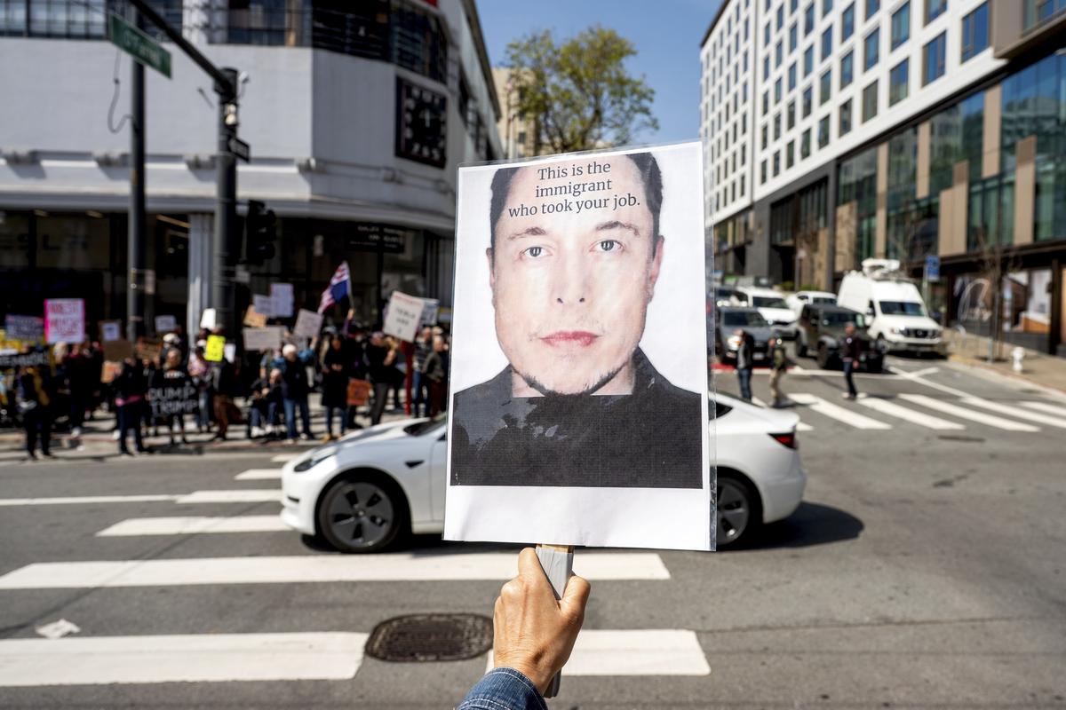 Protesters rebelling against Elon Musk’s purge of U.S. government swarm ...