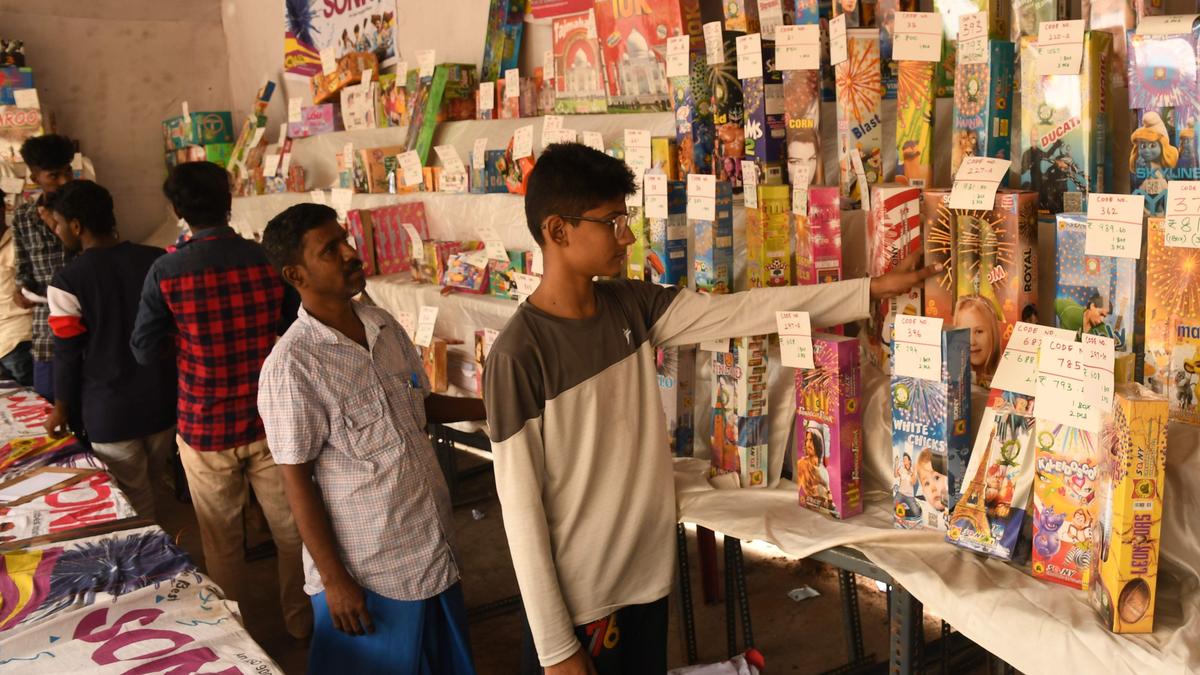 Firecracker sellers see brisk sales on the eve of Deepavali - The Hindu