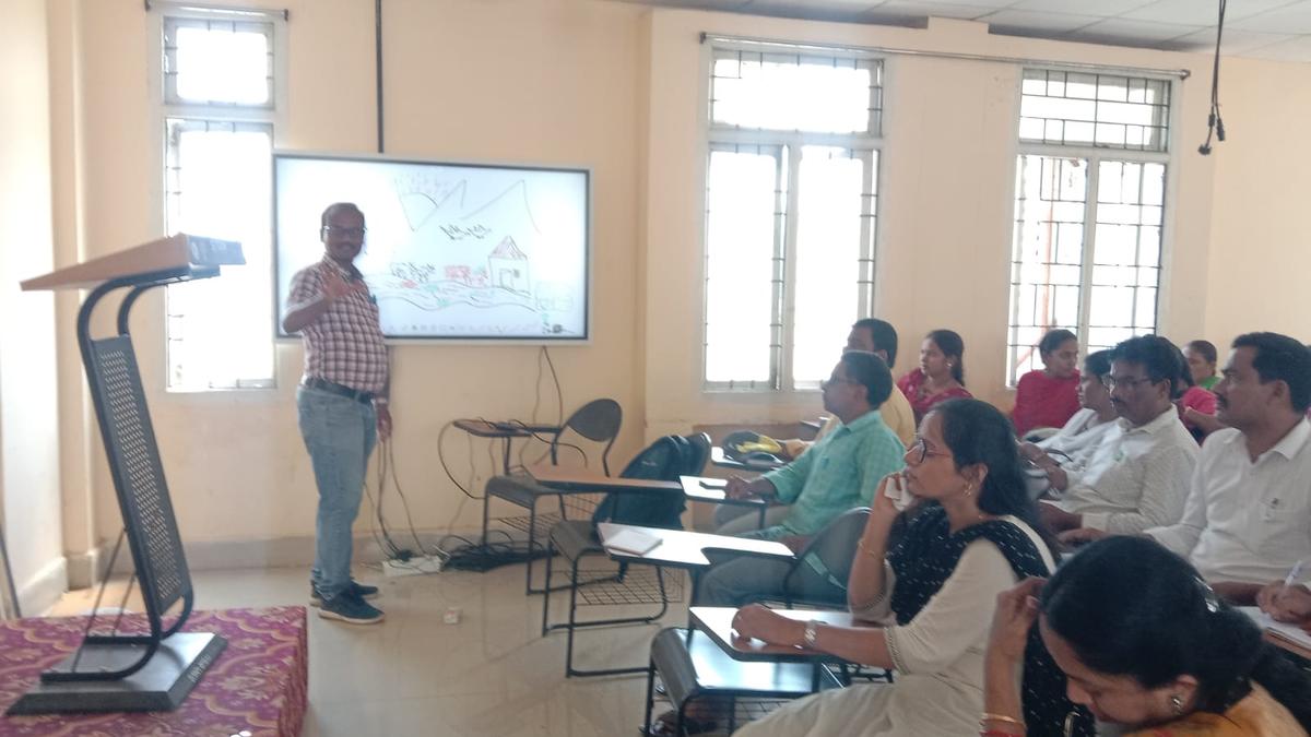 6,600 government teachers receiving training in digital teaching ...