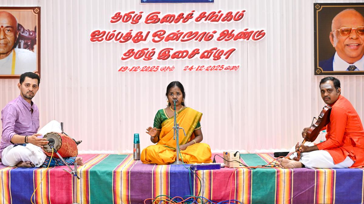 Madhushree renders all Tamil songs at Tamil Isai Sangam festival in ...