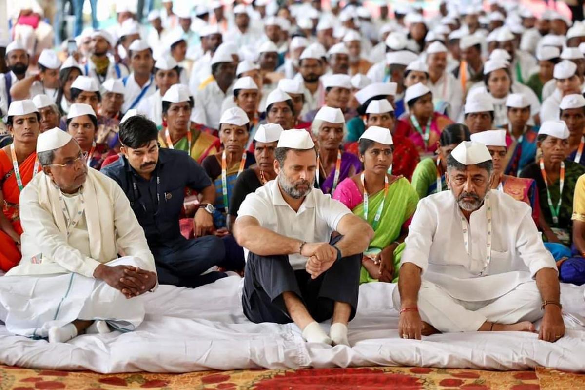 Rahul Gandhi pays tribute to Mahatma at Badanavalu's Khadi Centre - The Hindu