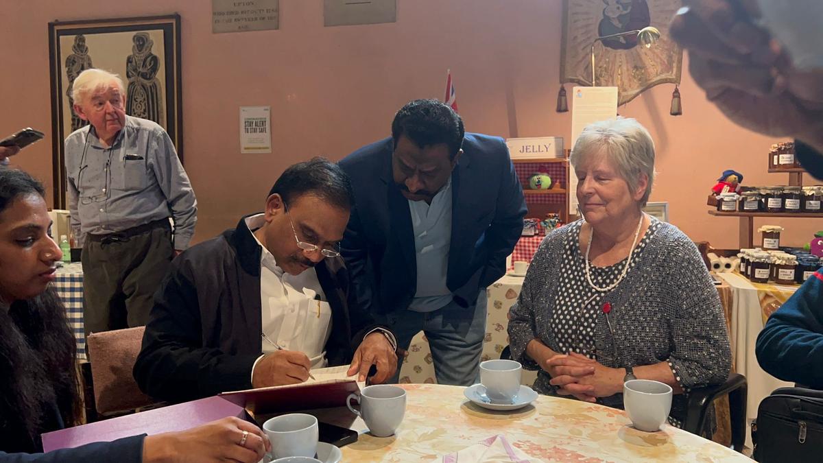 Nilgiris MP visits John Sullivan’s grave in London - The Hindu