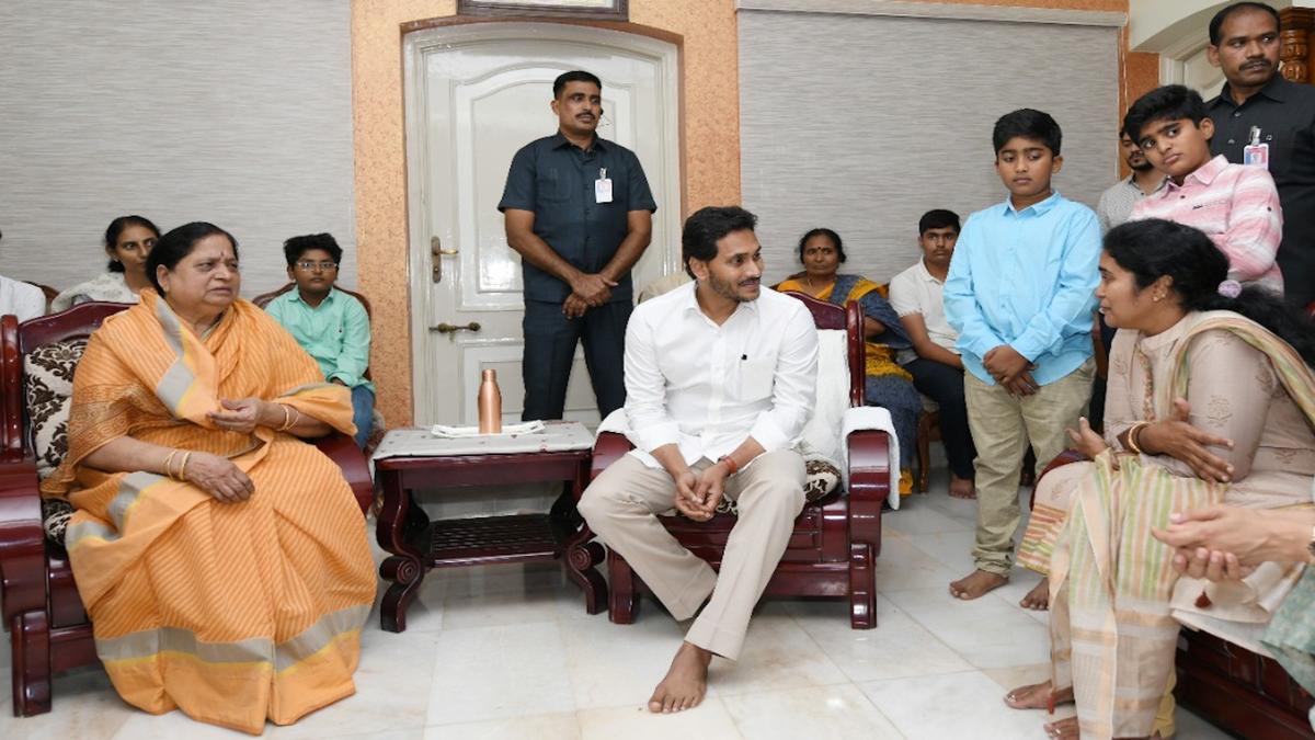 Jagan pays last respects to MLC Challa Bhagirath Reddy at Owk - The Hindu