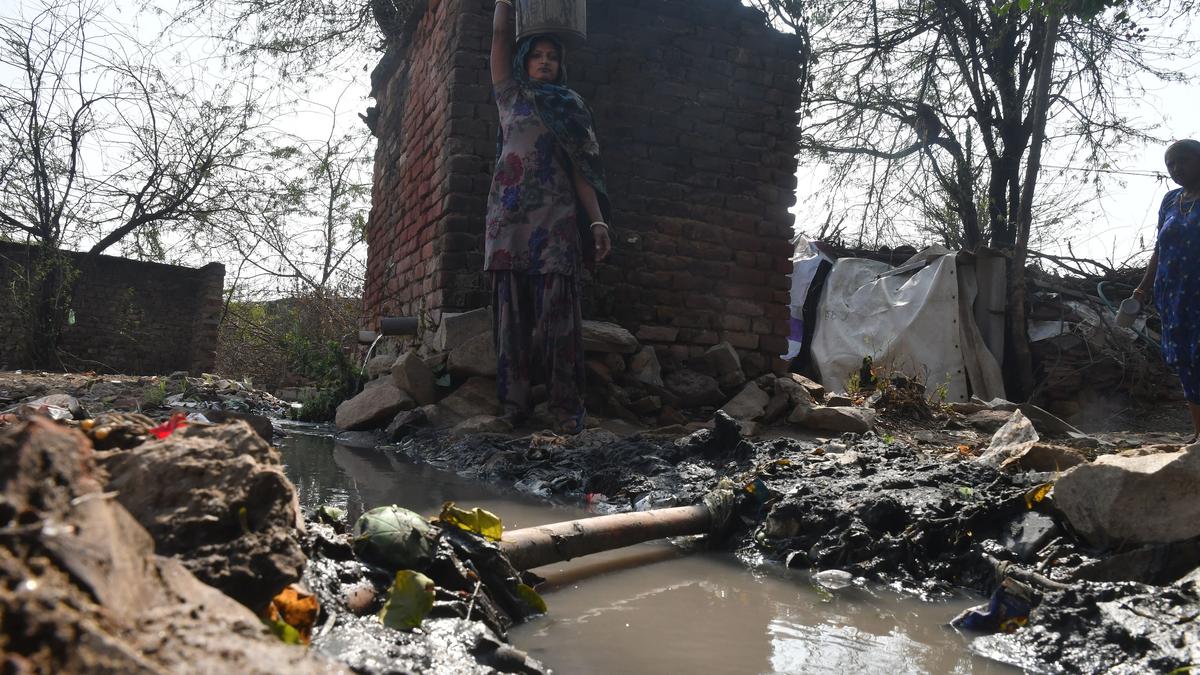 Women in Bhatti mines walk the distance for water - The Hindu