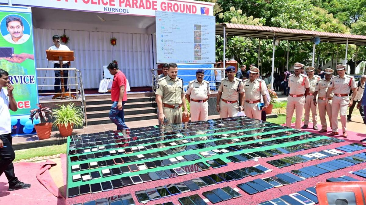 Andhra Pradesh: Kurnool police recover 564 lost mobile phones - The Hindu