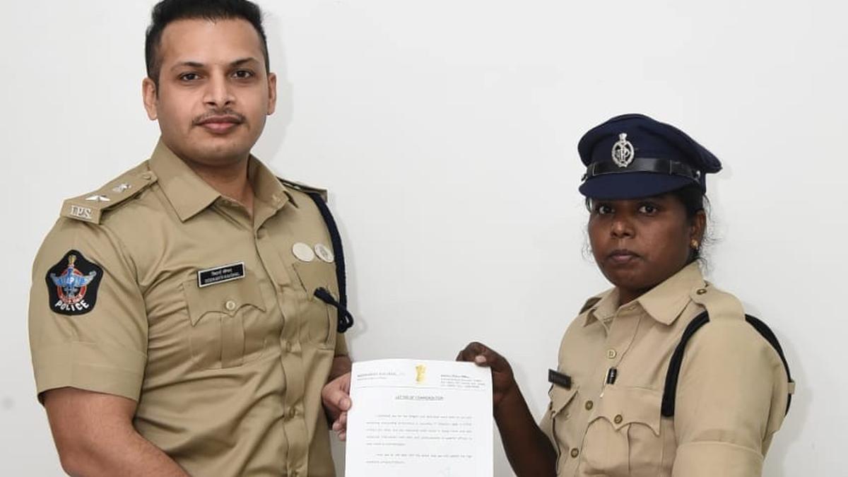 Kurnool police rewards top performers - The Hindu