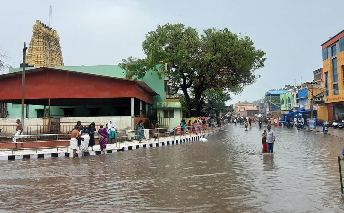 Heavy rain leads to inundation of roads in Rameswaram - The Hindu