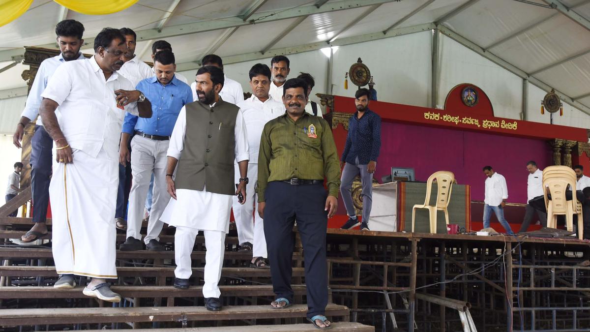 Sahitya Sammelan panel chief visits Haveri venue - The Hindu