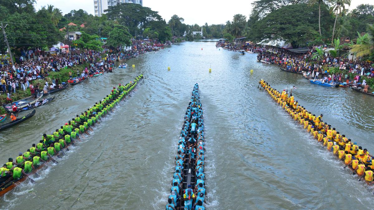 Veeyapuram rows to victory at Thazhathangadi Boat Race - The Hindu