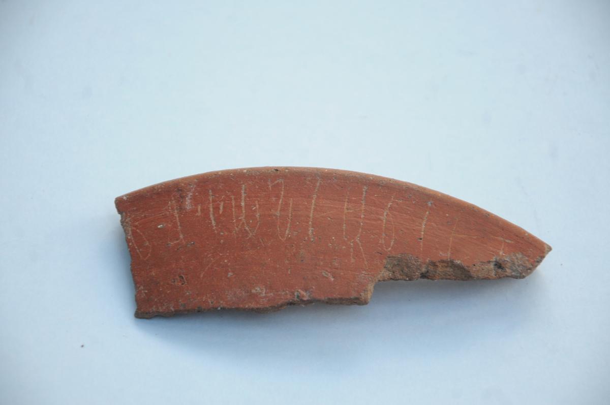 Artefacts with Tamil-Brahmi script unearthed at Keeladi to find a ...