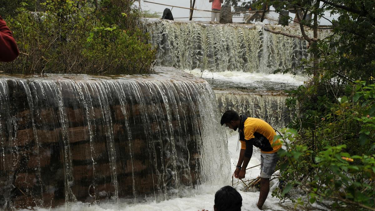 Ibrahimpatnam lake overflows, locals rejoice - The Hindu